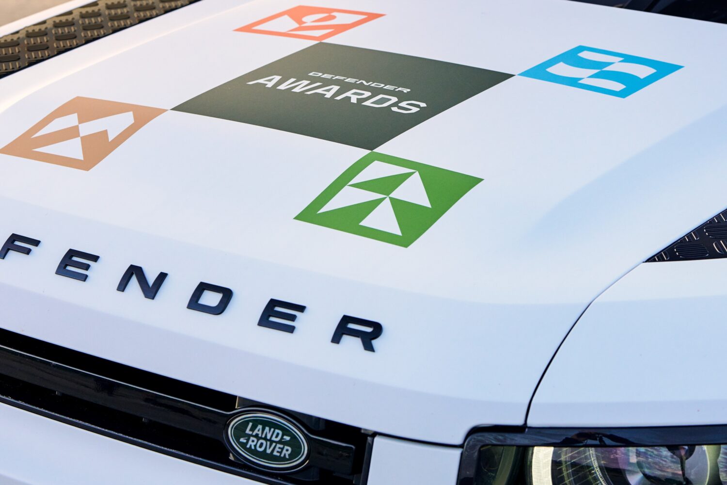 ディフェンダー 人道支援と自然保護の両分野で、より良い世界を築くための支援を継続｜RESENSE｜車を心のサプリメントに