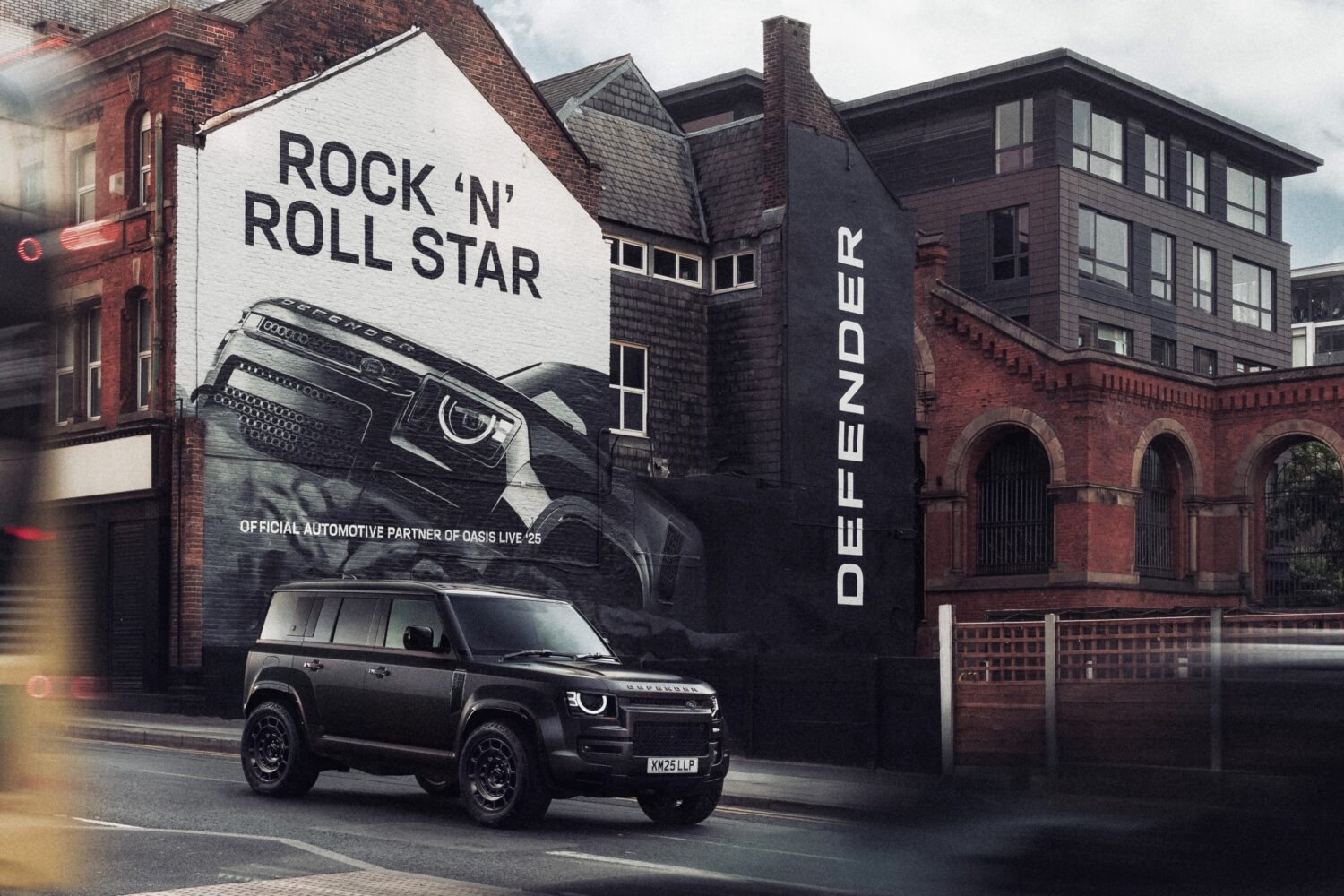 ディフェンダー 「Oasis Live ’25」オフィシャル車両パートナーに就任｜RESENSE｜車を心のサプリメントに