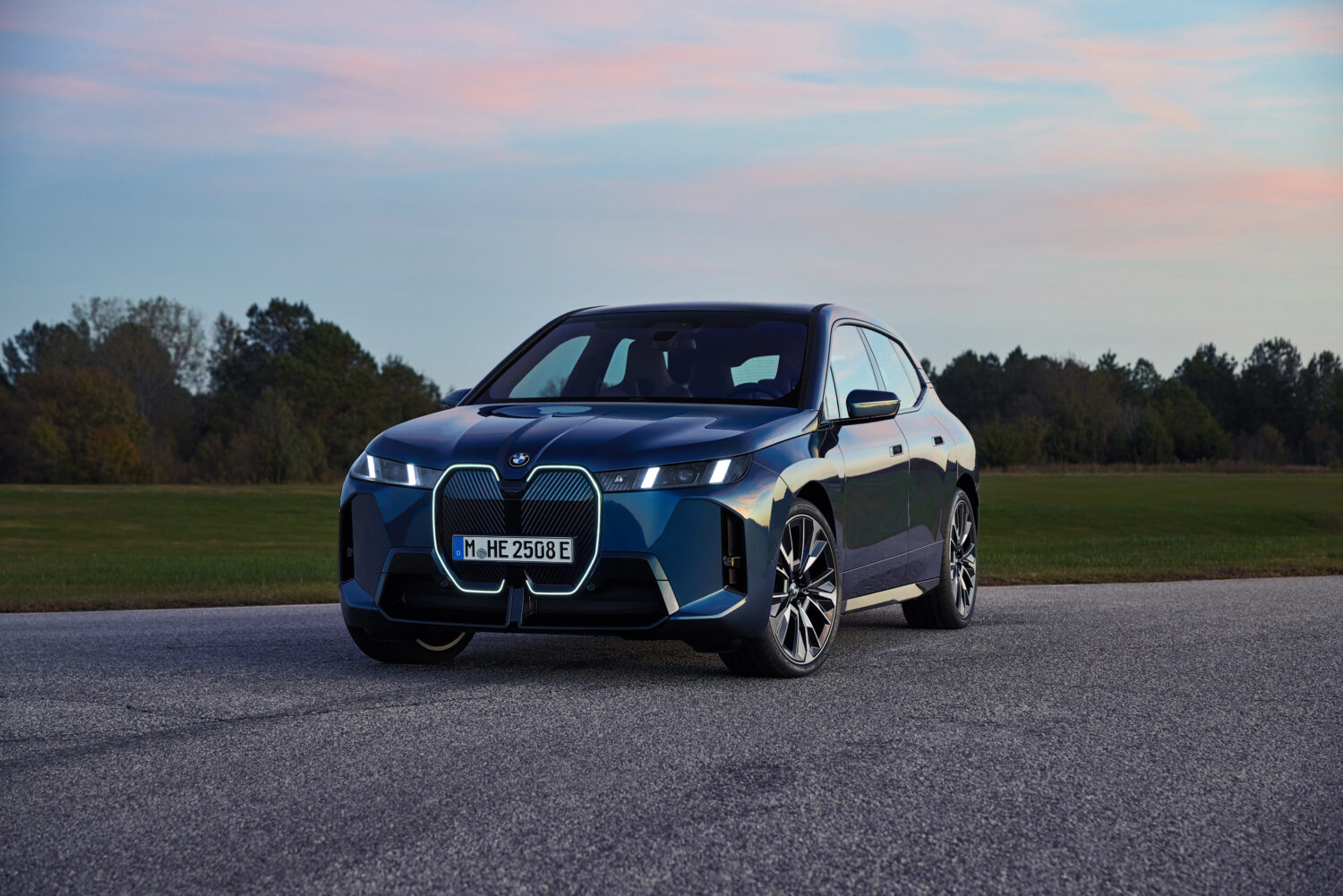 BMW iXに新型登場 内外装デザインをさらに洗練で2グレード展開｜RESENSE｜車を心のサプリメントに